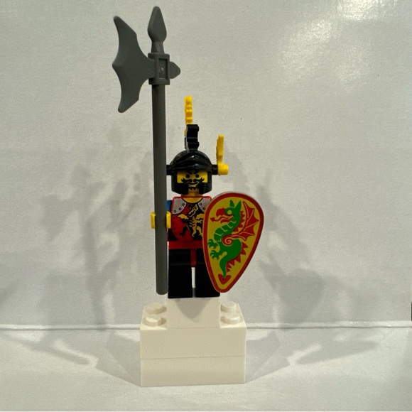 Toys | Vintage Lego Yellow Castle Dragon Knight Minifigure Wshield ...